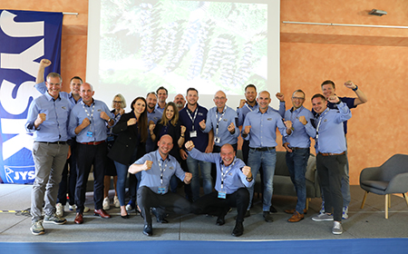 Auf der Bühne mit dem Country Management Team | GOJYSK.com