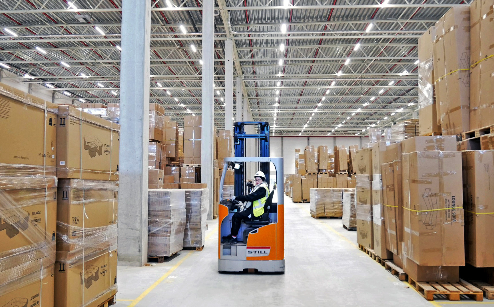 Een kijkje achter de schermen van het distributiecentrum in Lelystad ...