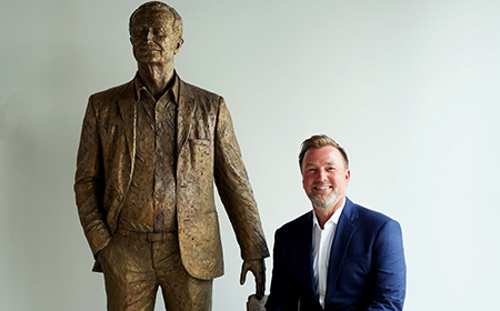 Family honours Lars Larsen with bronze sculpture | GOJYSK.com